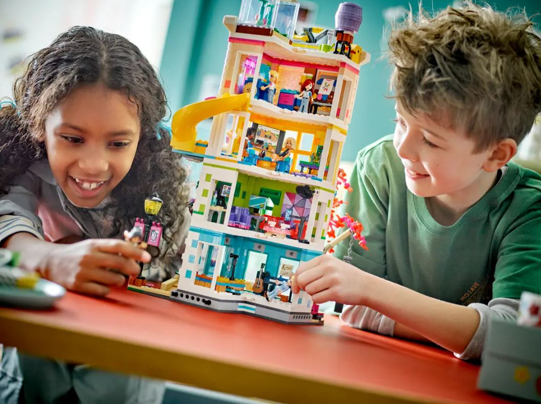 LEGO FRIENDS - LE CENTRE COLLECTIF DE HEARTLAKE CITY #41748 - LEGO ...