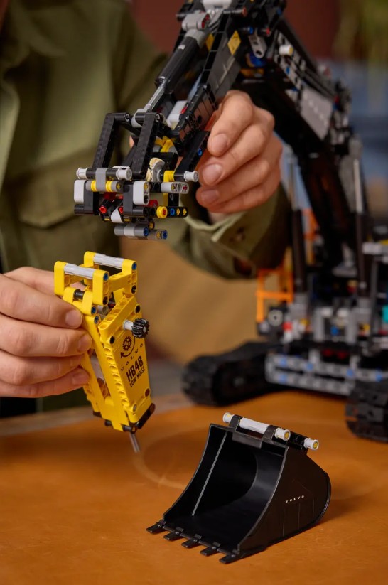 LEGO TECHNIC - L'EXCAVATRICE VOLVO EC500 HYBRID #42215 - LEGO / Technic