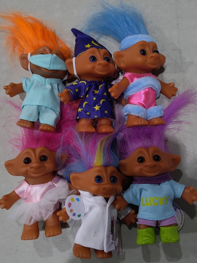 TROLL - FIGURINE QUI PORTE CHANCE AVEC TENUE 20CM ASST - POUPÉES ...